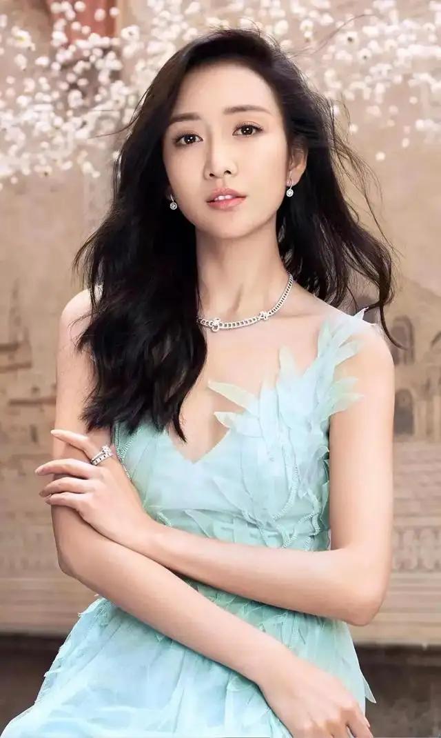 Wang Ou is sexy and beautiful, with sharp eyes and good figure - iNEWS