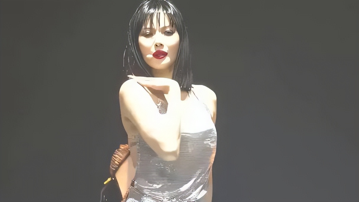 Dress messed up to expose the actress's carelessness? Hyuna directed and acted by herself, saw ...