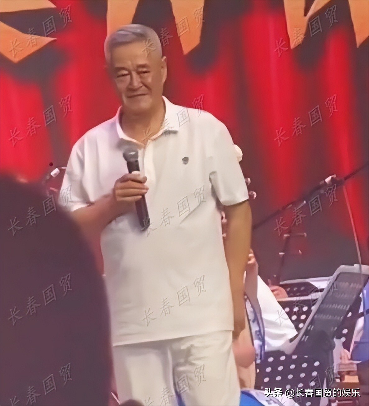 After four years, Zhao Benshan appeared on stage again and sang again ...