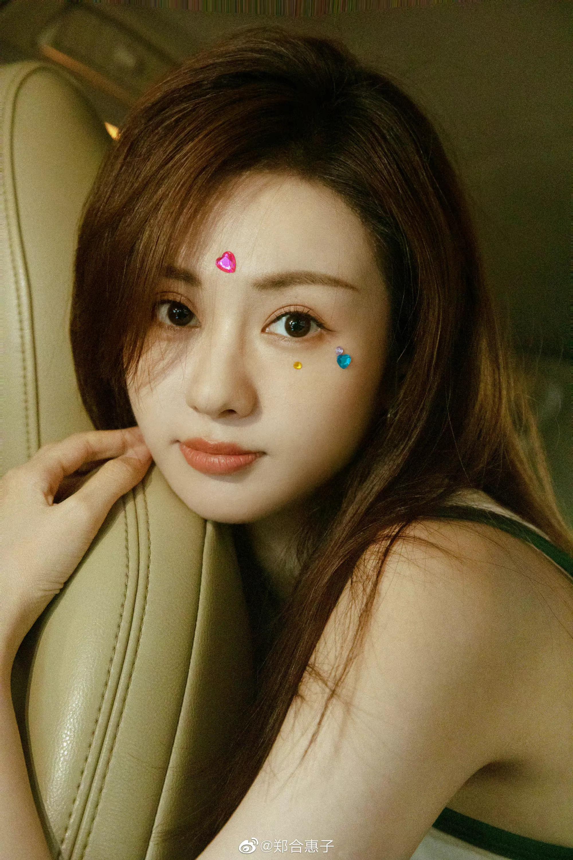 Beautiful picture of Zheng Hehuizi - iNEWS