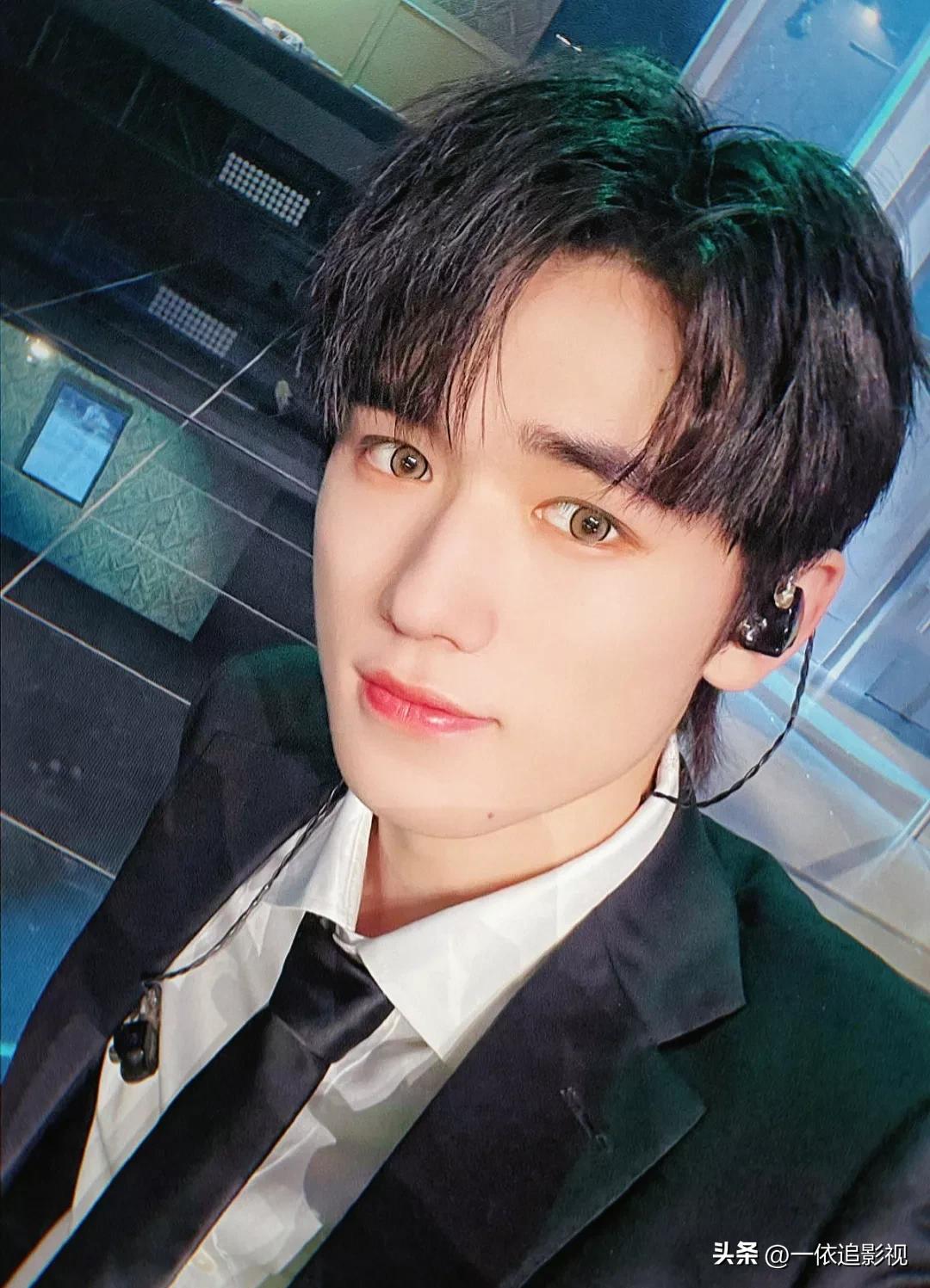 Song Yaxuan: Selfies in suits are so handsome, recording wonderful ...