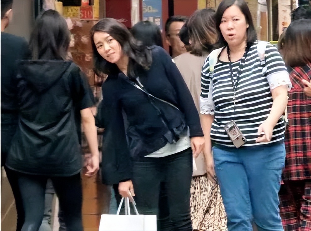 At the age of 62, Li Ming is still very popular. He takes his wife and ...