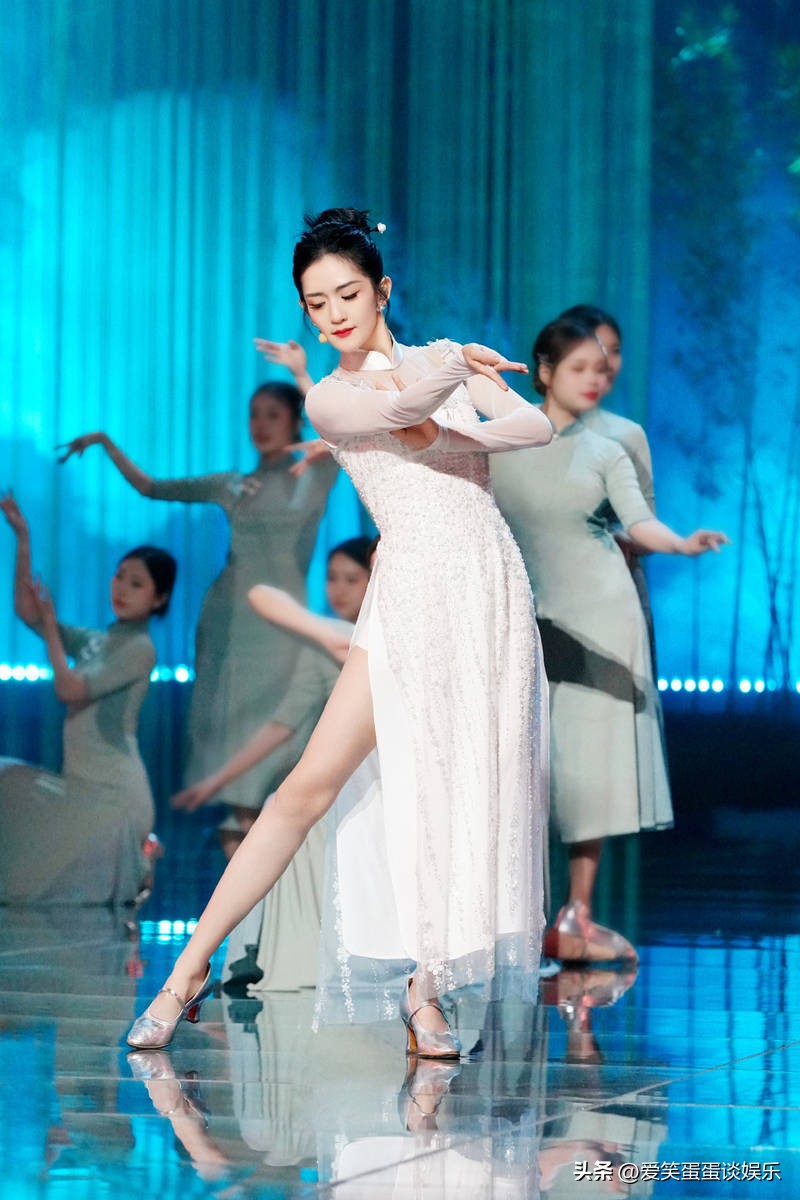 Xie Na's charm on the stage, beautiful legs, white cheongsam and ...
