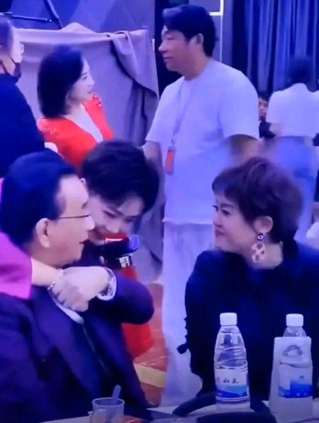 The 76-year-old cross talk master Hou Yaohua is very popular, and he ...