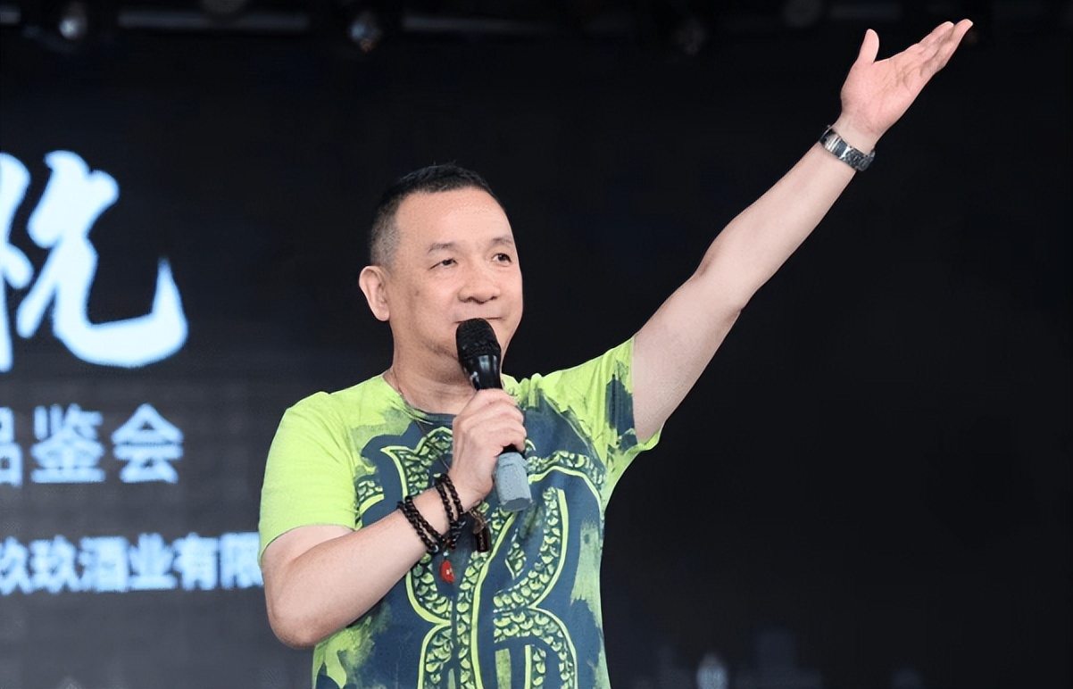 The 63-year-old drama bone suspect moved to Sydney. He was met by chance while wearing a gold ...