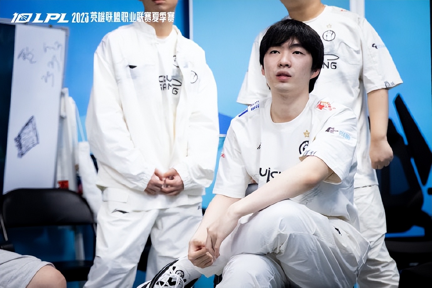 EDG迎戰勁敵LNG，Uzi復出後首遇強敵，兩代RNG下路AD正面對決 - 頭條匯