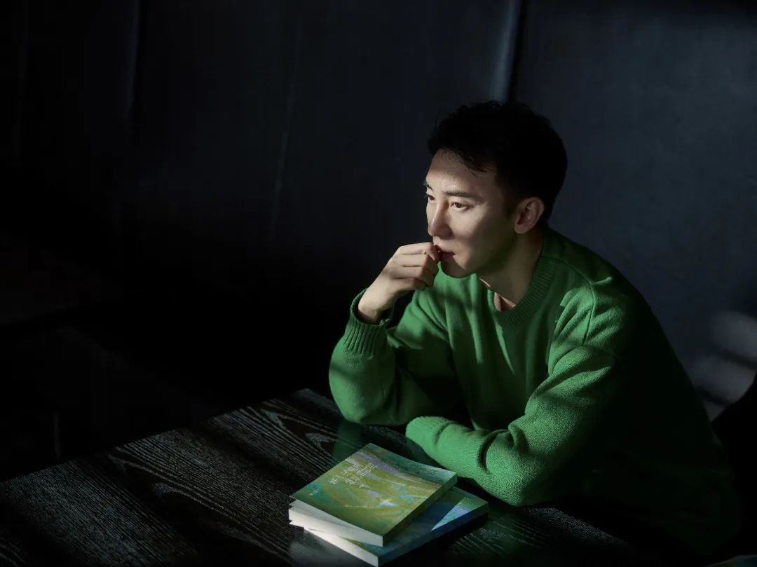 Zhou Hongxiang: A Male Writer Focusing on Women's Group Portraits - iNEWS