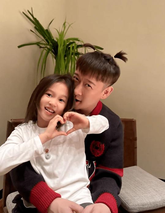 Celebrity couples let themselves go with their children, and their ...
