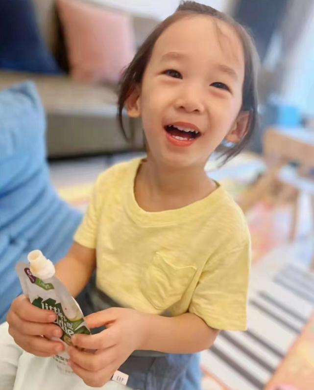 Ying Caier posted a recent photo of her youngest son, hoho looks like a ...