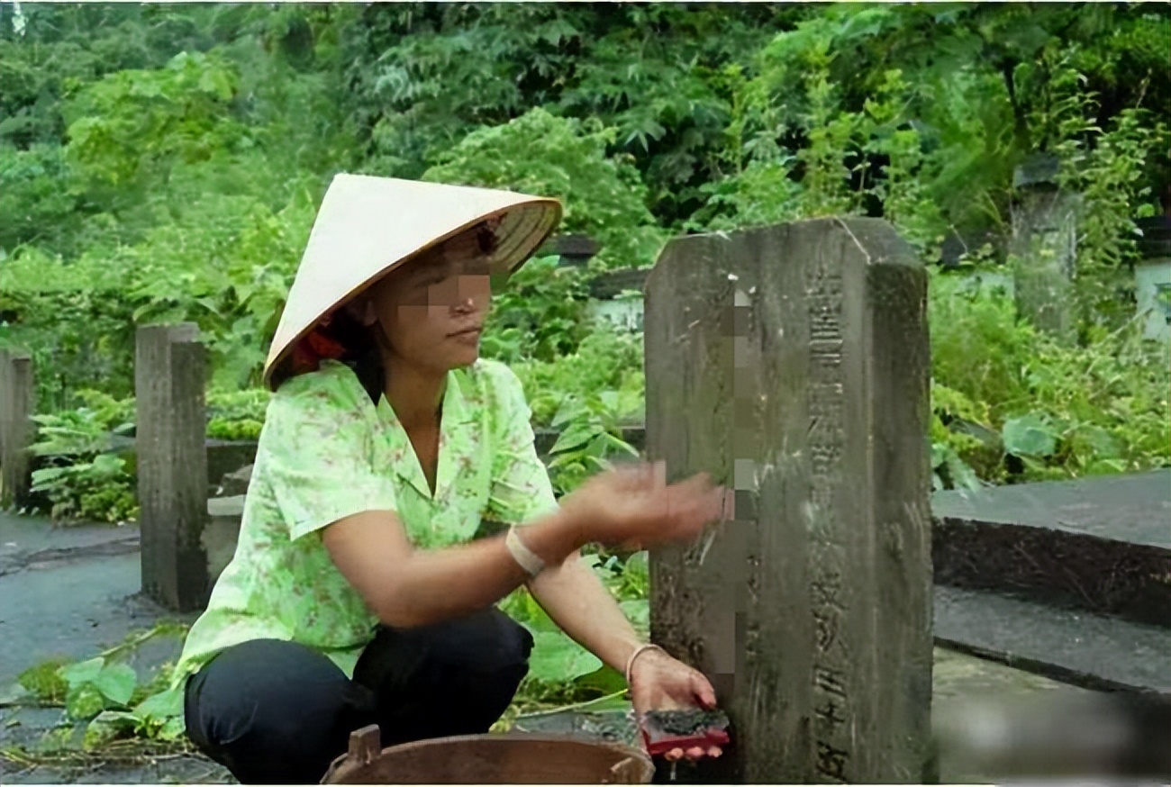 In 1979, a wounded Chinese soldier rescued a Vietnamese woman. After ...