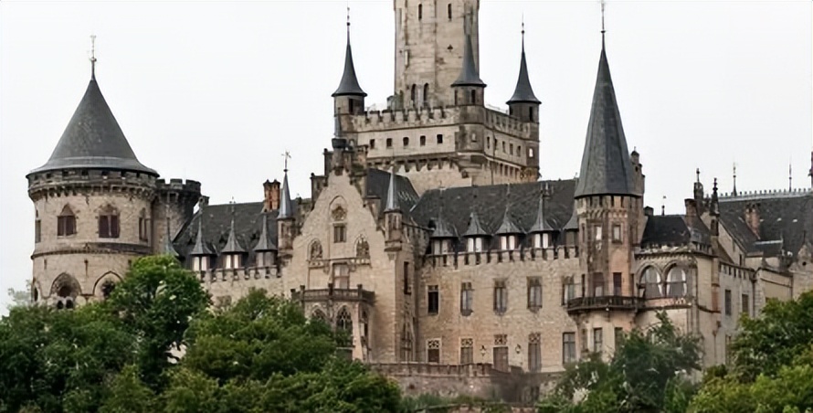 What are the characteristics of German castle architecture to resist ...