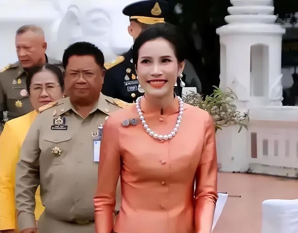 Thailand's stunning princess Sirami: Exiled for eating with dogs - iMedia