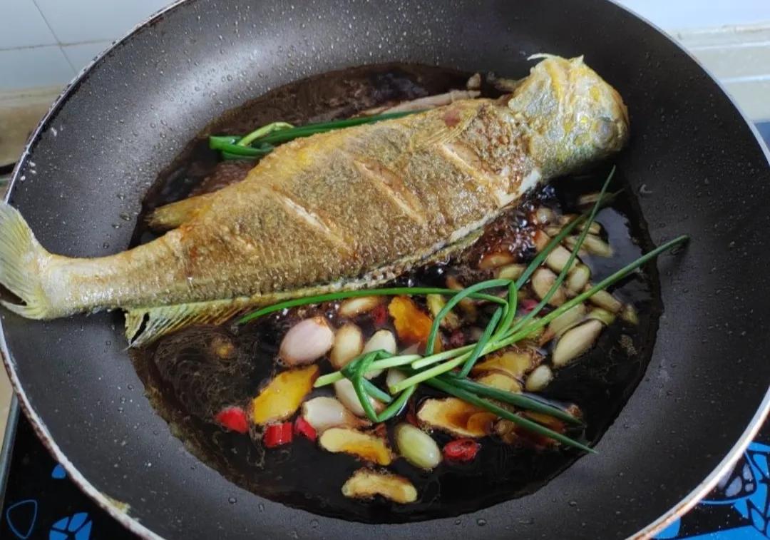 Sweet and sour yellow croaker is a delicious Chinese dish - iNEWS