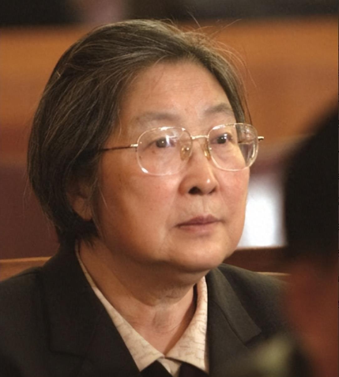 When He Zizhen died of illness in 1984, a man in the farewell ...
