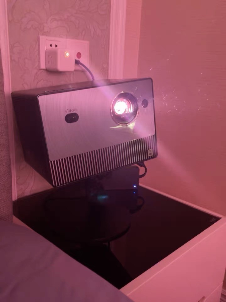 This Three-Color Laser Projector Really Knows Us Movie Lovers - iNEWS