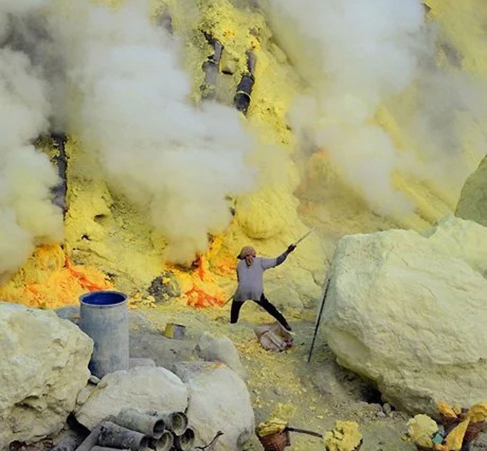 How miserable is poverty? Indonesian workers mining sulfur from ...
