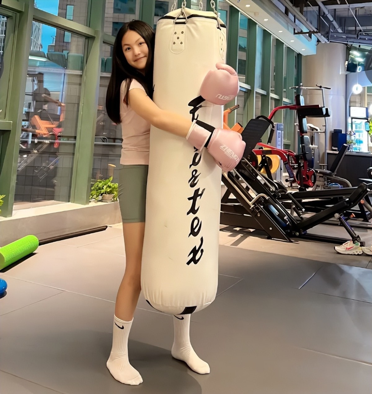 12-year-old Wang Shiling practiced boxing in the gym. She lost 20 ...