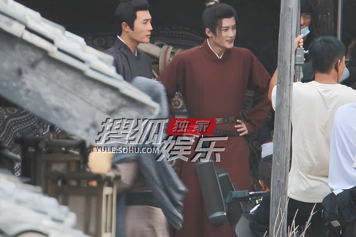 Tan Jianci smiles brightly on the set of the new film, Du Chun is full ...