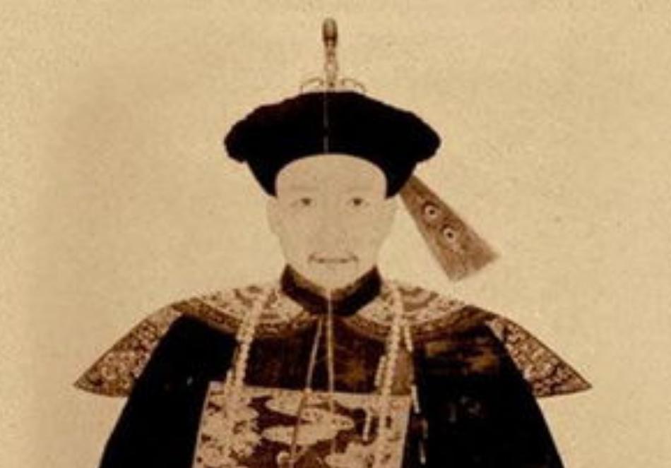 A small official in the Qing Dynasty gave gifts to Heshen, but missed ...