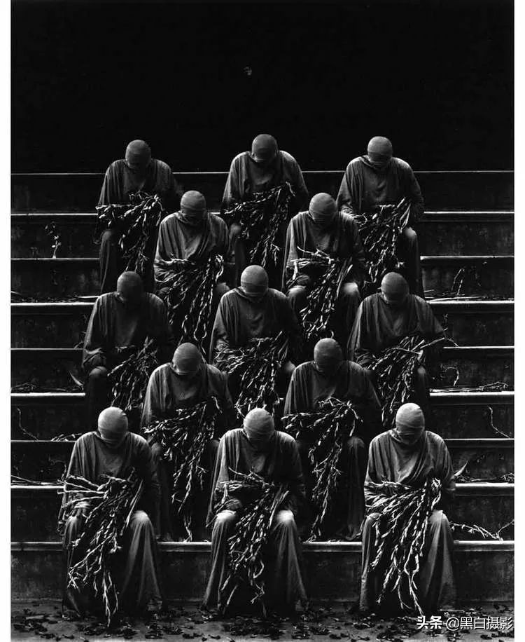 silent crowd... - iNEWS