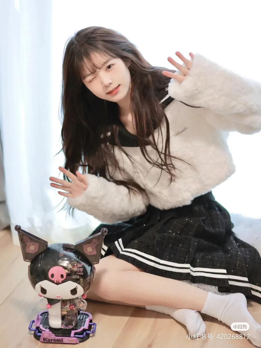 Long-haired shawl beauty JK style outfit photo sharing! - iNEWS