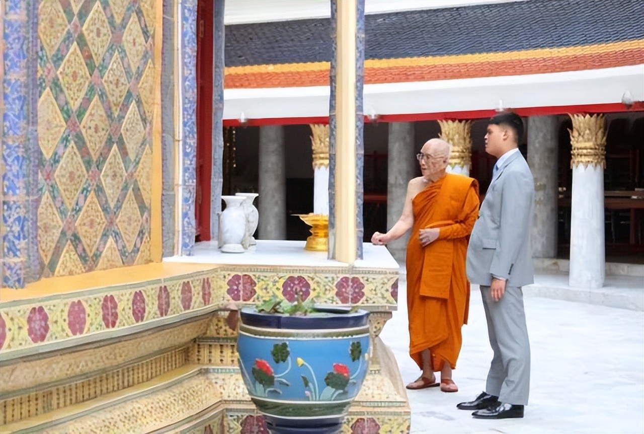 At the age of 17, he paid tribute to the king of monks and handled ...
