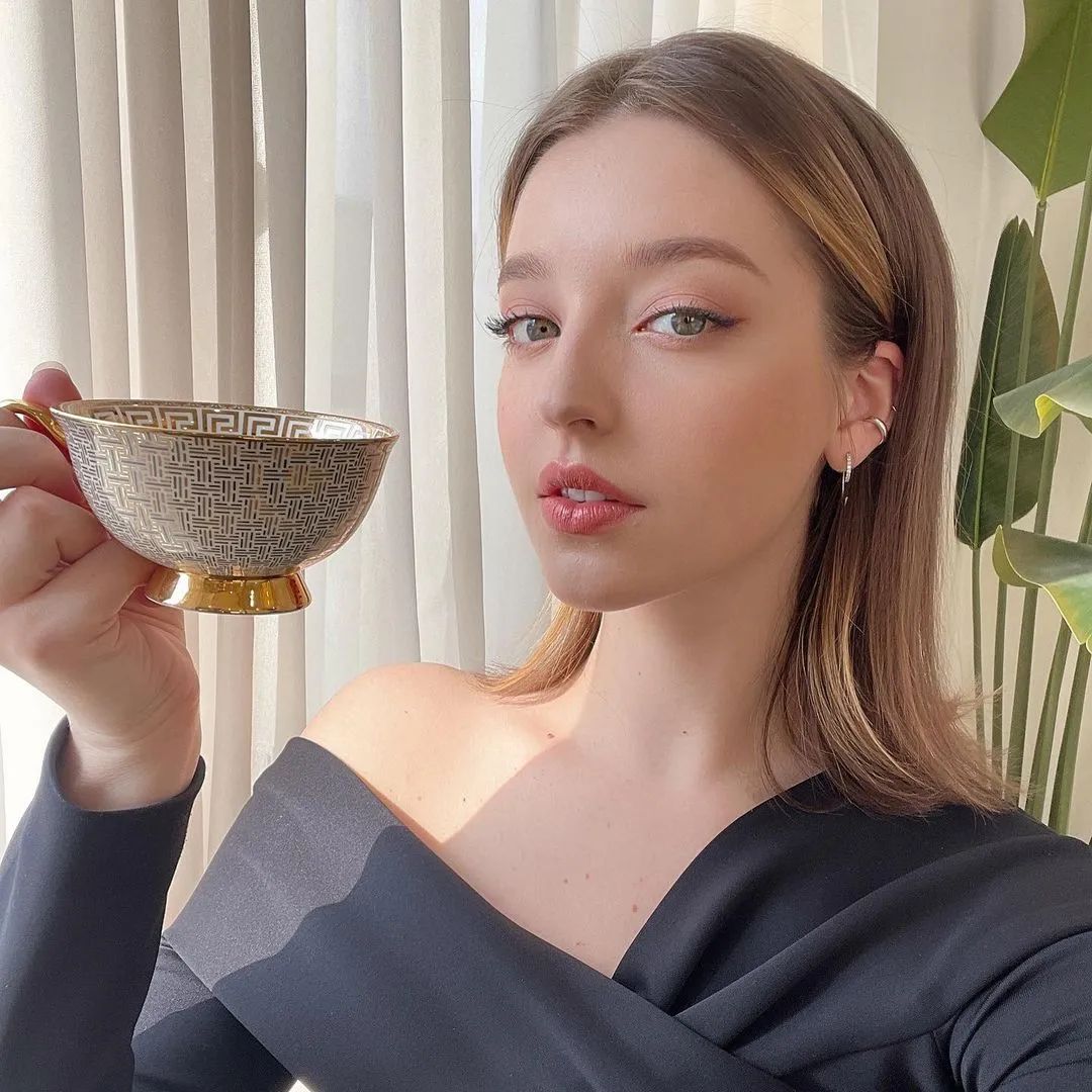 Russian "angel" Angelina Danilova, stunning blonde and blue eyes - iMedia