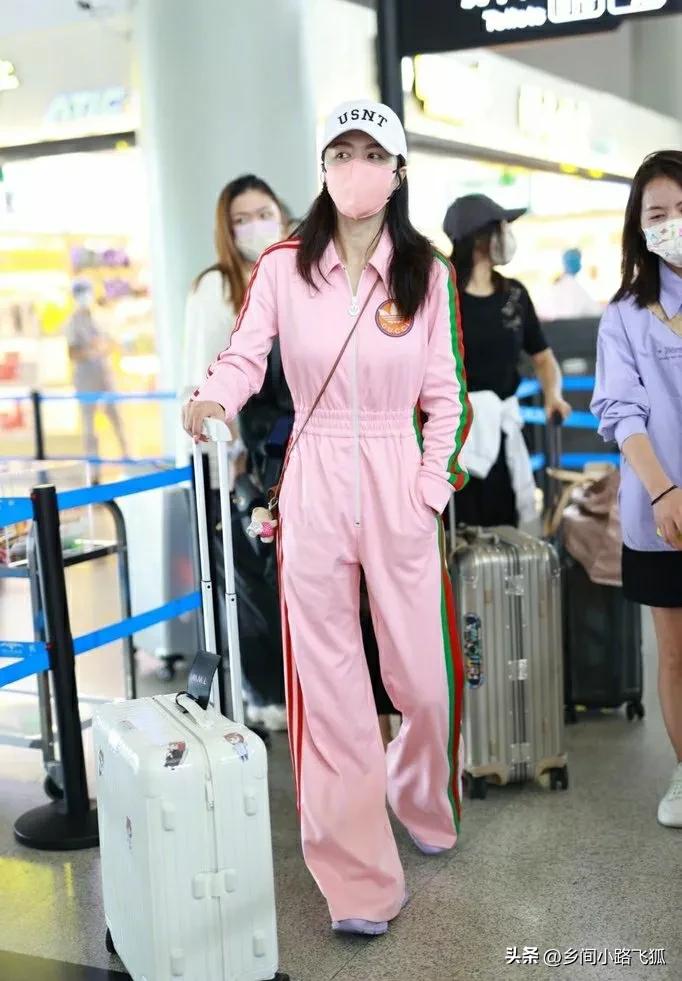 Tan Weiwei appeared at the airport after the finals of Riding the Wind ...