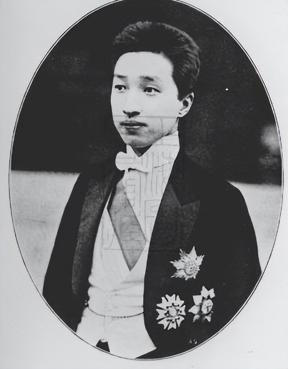 He was the young master of a famous family in the period of the ...