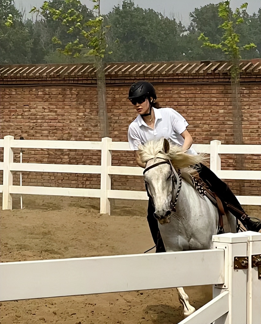 Gu Ailing showed off aristocratic sports on April 24th, wearing a small ...