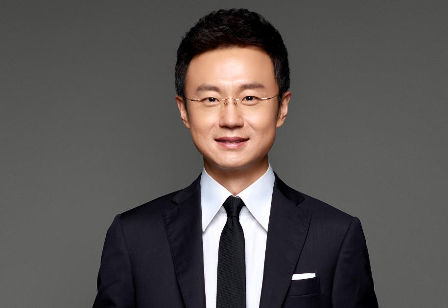 Gang Qiang's son just took a recent photo, and his wife is also a host ...