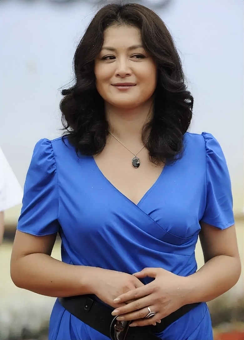 Married for 20 years without children, Zhao Benshan has held her for 15 ...