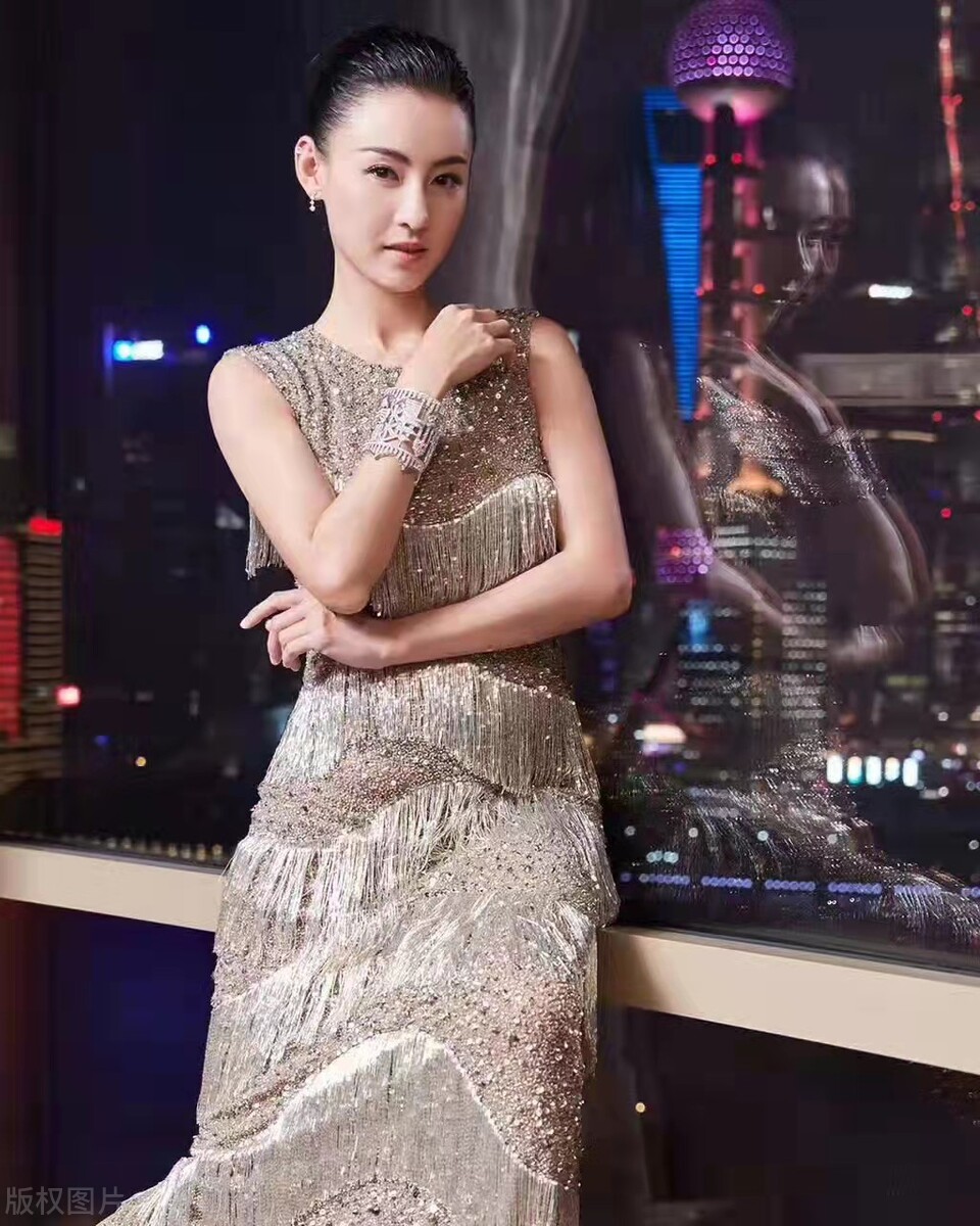 Cecilia Cheung attended the business performances, his body remained ...