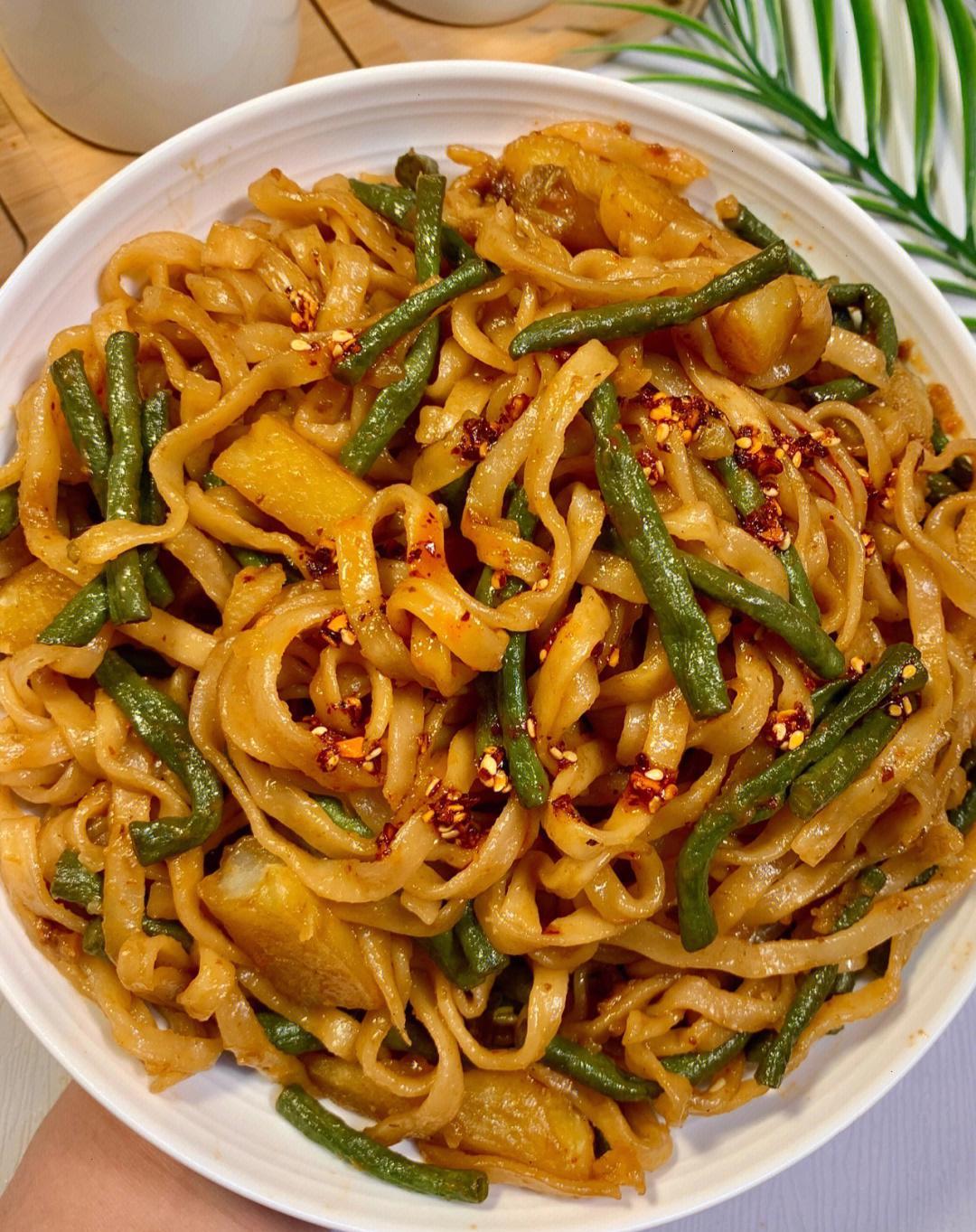 Ultra-authentic stewed noodles with beans and potatoes, the taste is ...