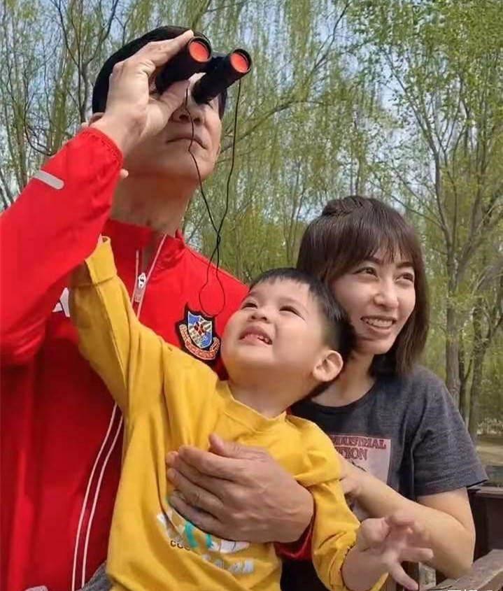 Li Zixiong and his wife had a picnic outdoors, his beautiful wife has ...