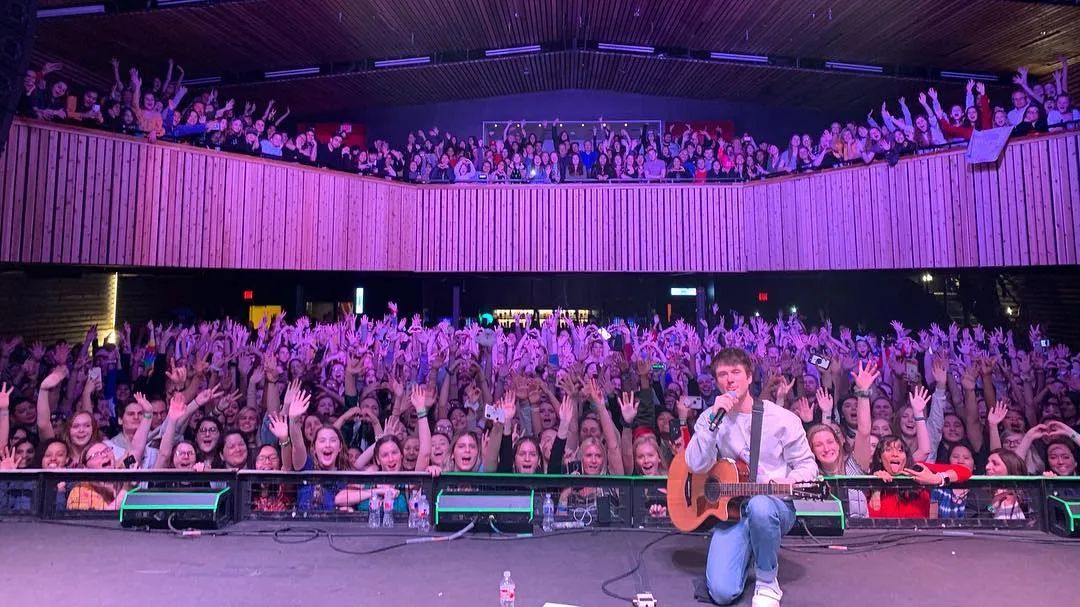 American singer Alec Benjamin released an all-Chinese album, a tenth ...