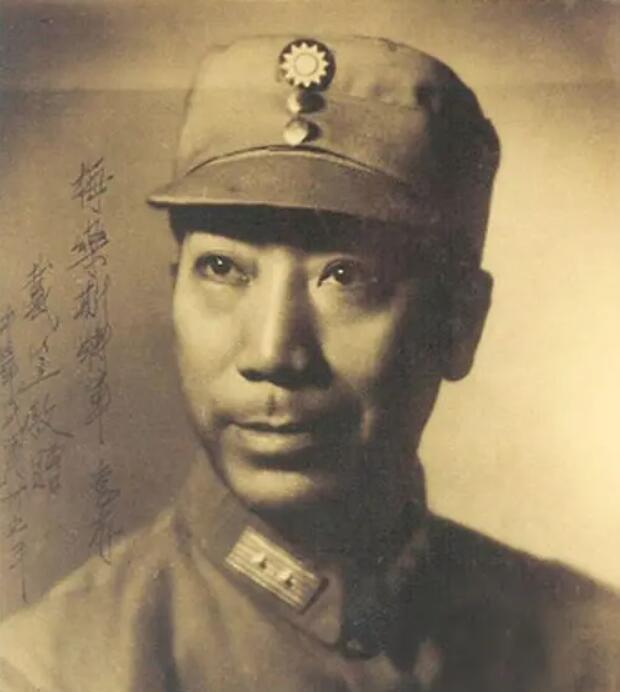 At the banquet, Dai Li stared at Su Yanping, Shen Zui's wife, and Shen ...