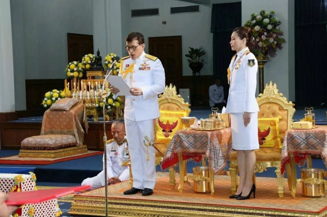 Queen Suthida and King Maha walked together and became the focus of the ...