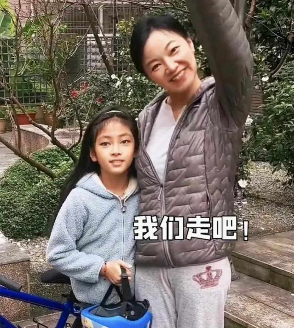 Aya exposes her daughter in a high-profile way!8-year-old Liu Xiaobao learns to ride a bicycle ...