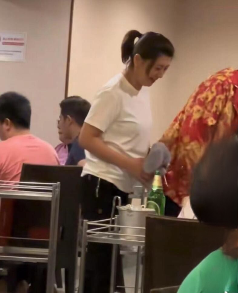 The three members of Yan Xuejing's family are rarely in the same frame ...