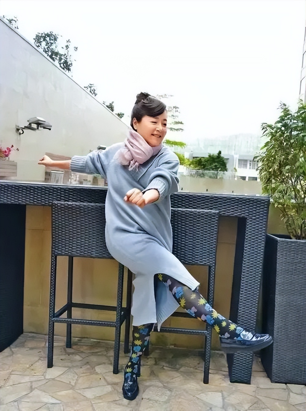 Tian Niu looks young at 64 years old!Wearing a black dress with dyed ...