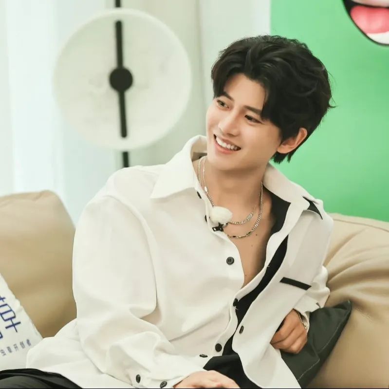 Breaking the news: Ouyang Nana, Yu Zheng, Chen Xiao, Song Zuer, Wu Lei ...