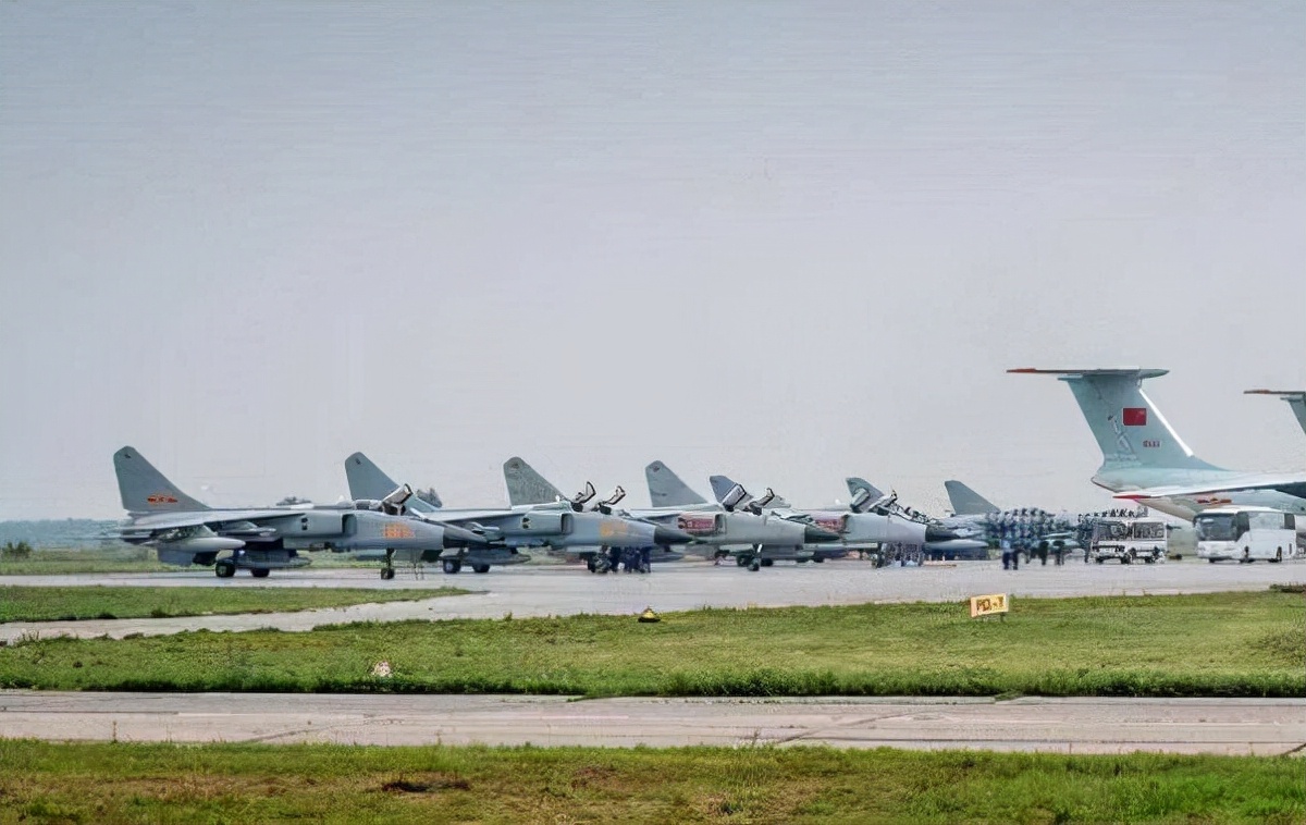 JH-7: "Flying Leopard" fighter-bomber, previously known as H-7 bomber ...
