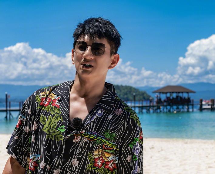 There is a big gap between the 3 members of the Little Tigers, Nicky Wu ...