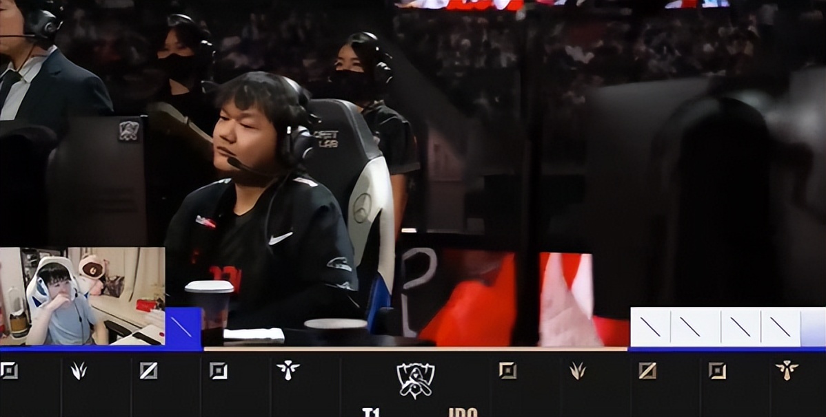 JDG lost to SKT and missed the finals. After the Letme game, Ruijing asked UZI to play the ...