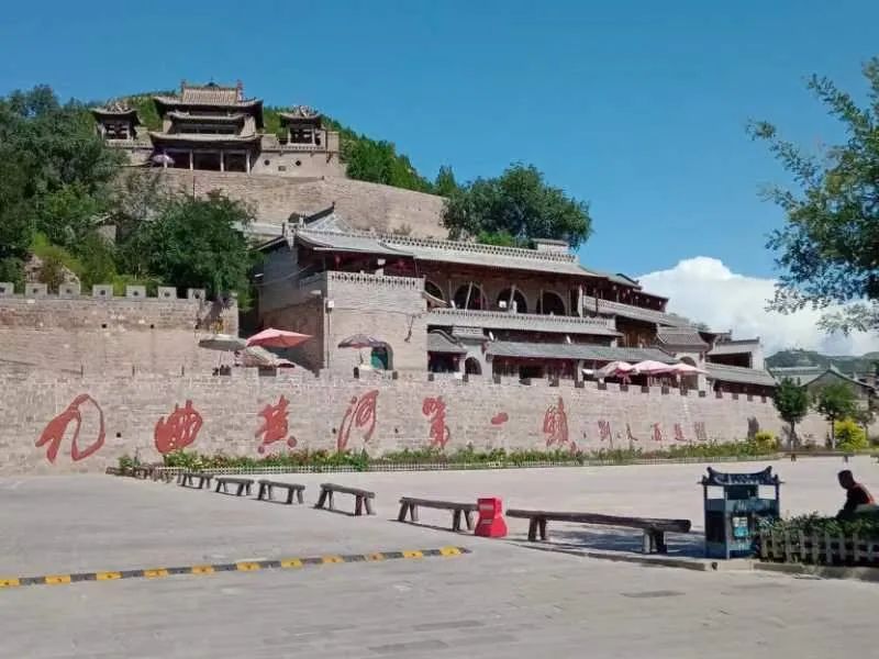 Autumn Travels Author: Liang Hong - iNEWS