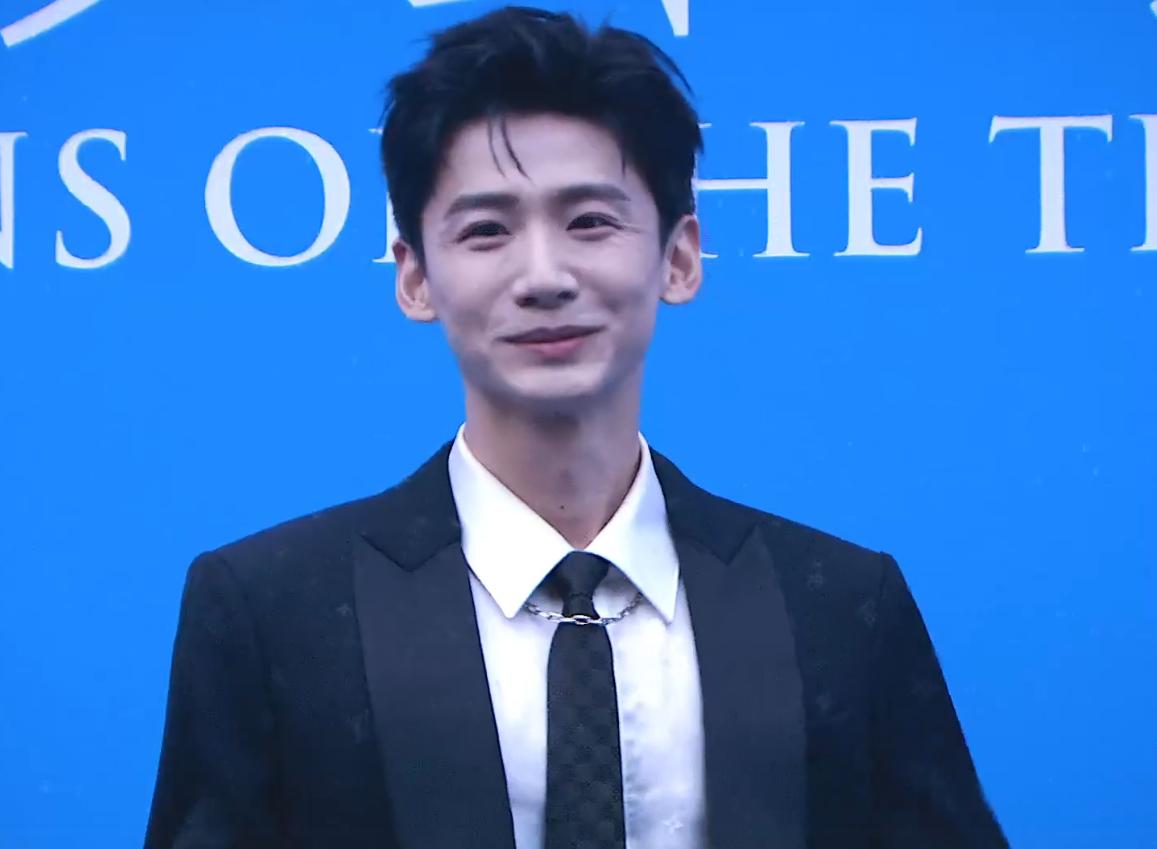 It's the red carpet again! Yang Zifeng is messy, Yin Tao's breasts are ...