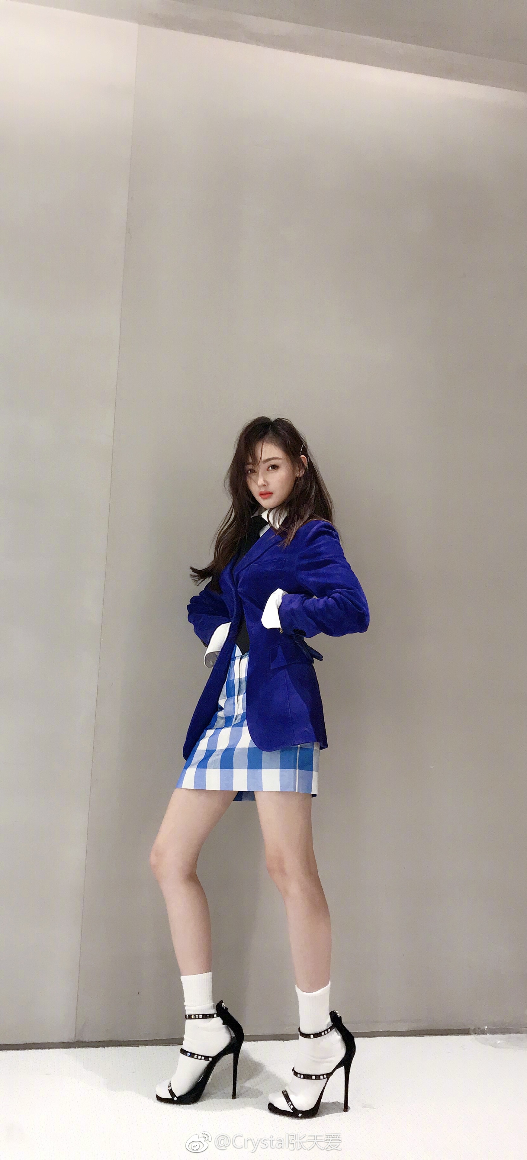 Standing pose for portrait photography (52) - iMedia