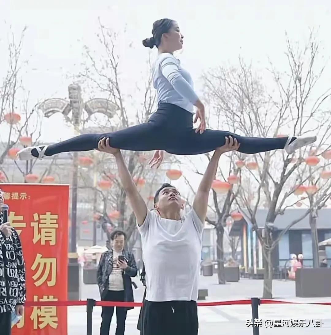 Acrobat Shi Lei Feifei performed on the street and was urged to marry ...