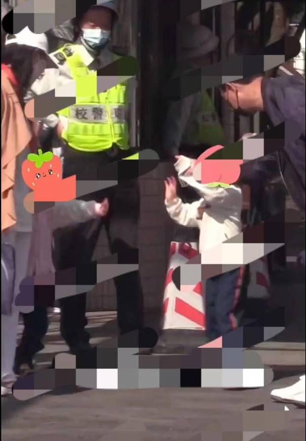 Tang Yan's father picks up his granddaughter from school, Xiao Xiaotang ...